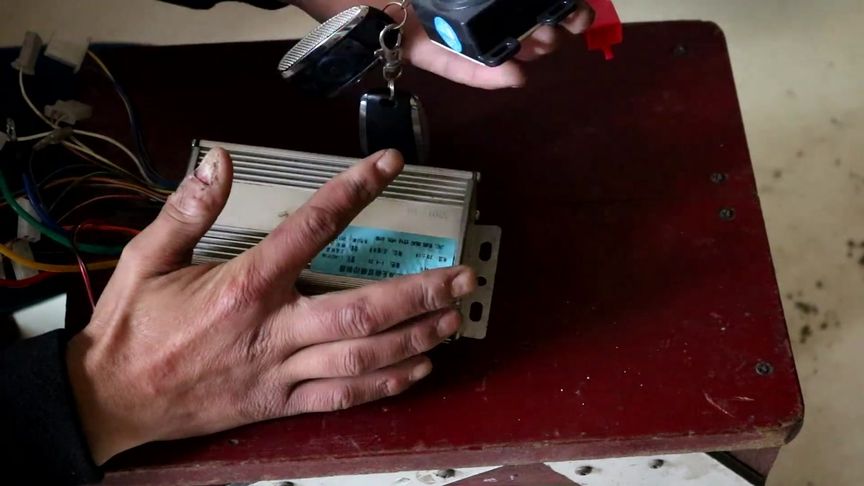 电动车遥控器失灵了,修车师傅教你两个方法,简单快速搞定问题