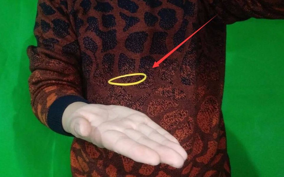 橡皮筋在手上悬浮!又一个简单易学的撩妹小魔术,效果不可小觑