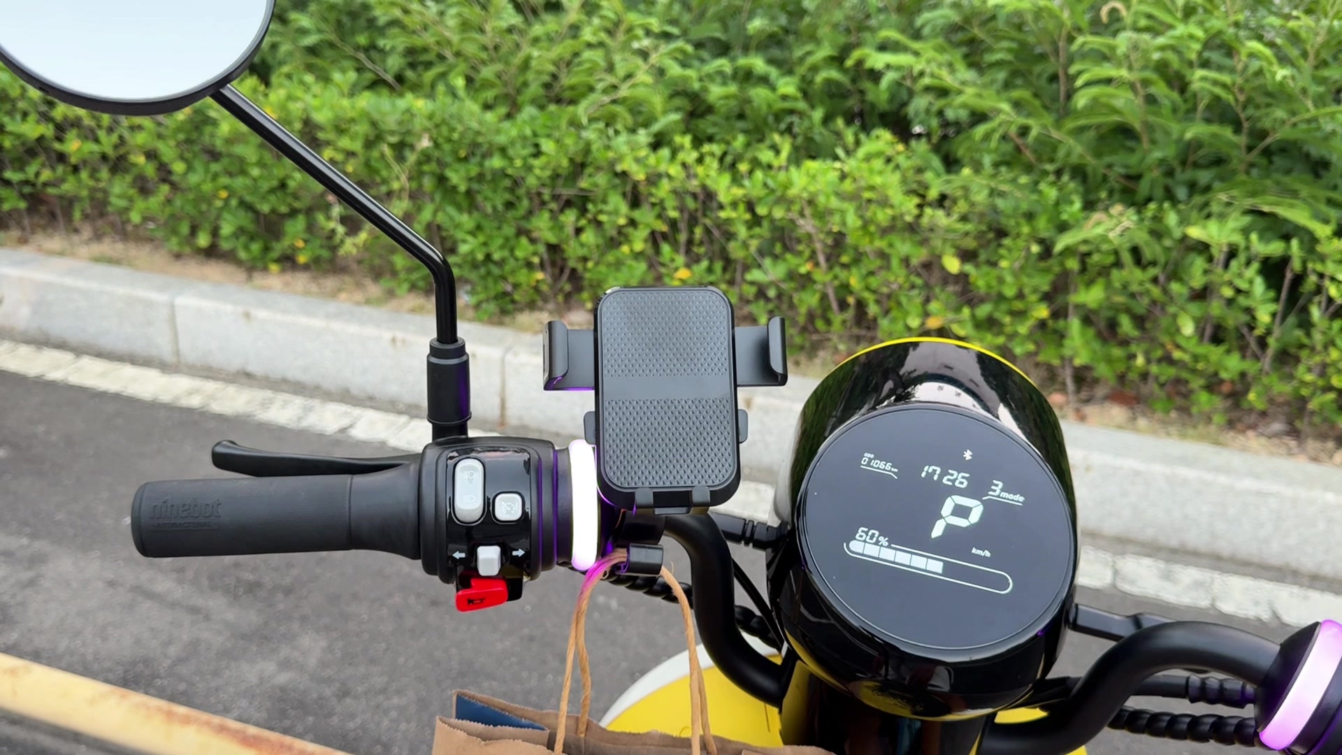 这是一款自带减震结构的骑行支架,骑行时可以减少震动,保护手机,而且...