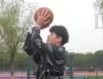 花式篮球:原地单手投篮的基本动作要领!