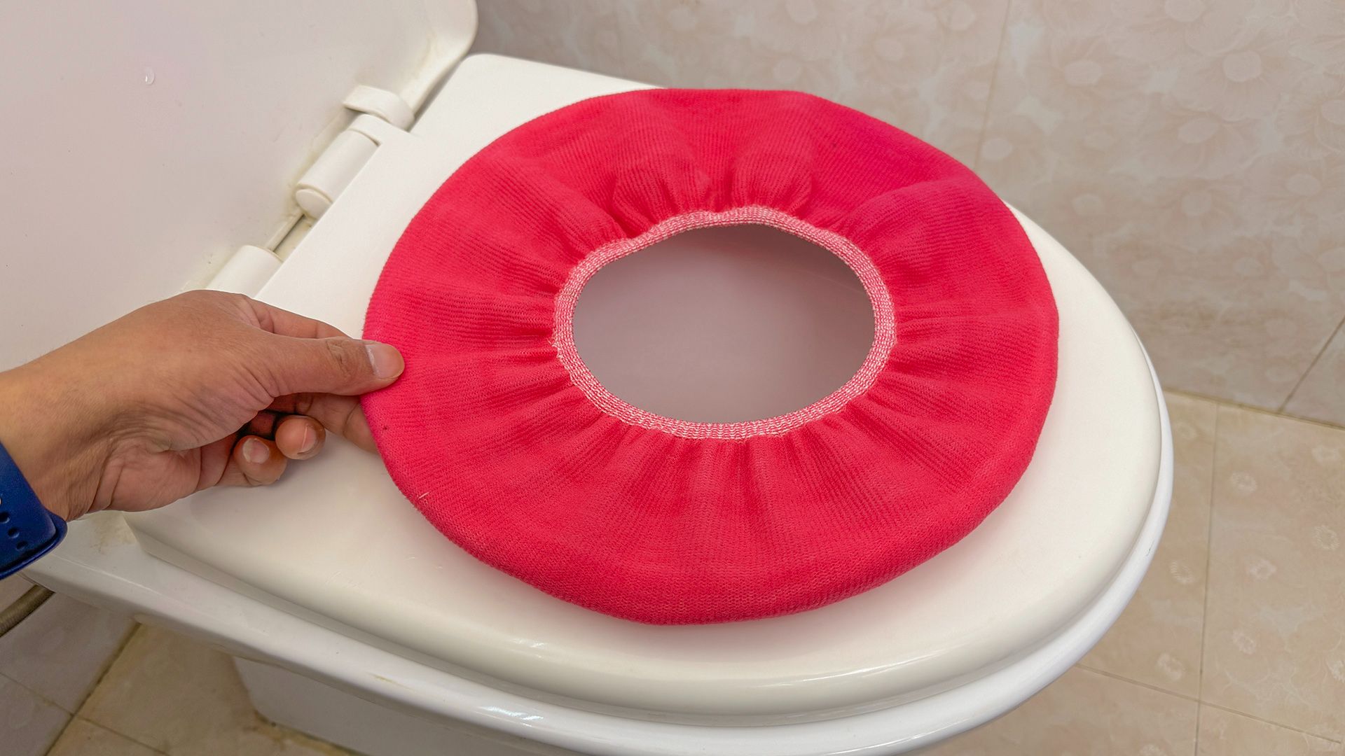 今天才知道,卫生间马桶垫的正确套法,很多人都装错了,赶紧学学