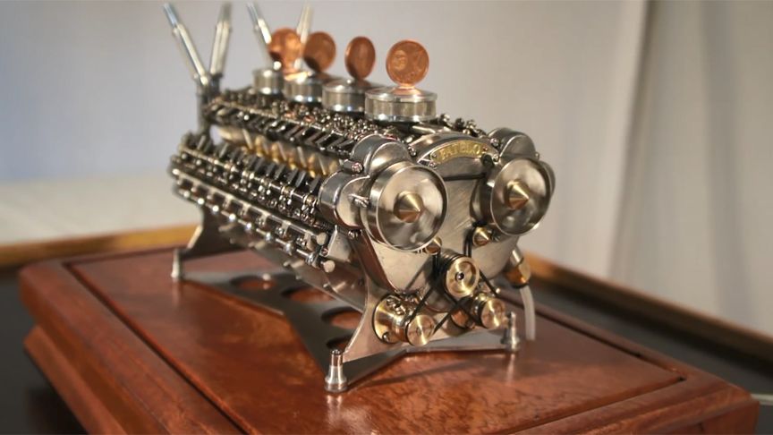 组装32缸模型发动机,满满一桌子零件,没想真能启动运转