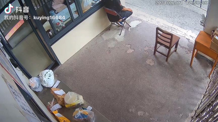 美团骑手监守自盗偷拿他人快餐,美团公司赔60元现金券,真给力!