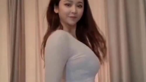 小姐姐的颜值和身材成完美比例,下一个动作直接让我看傻眼了