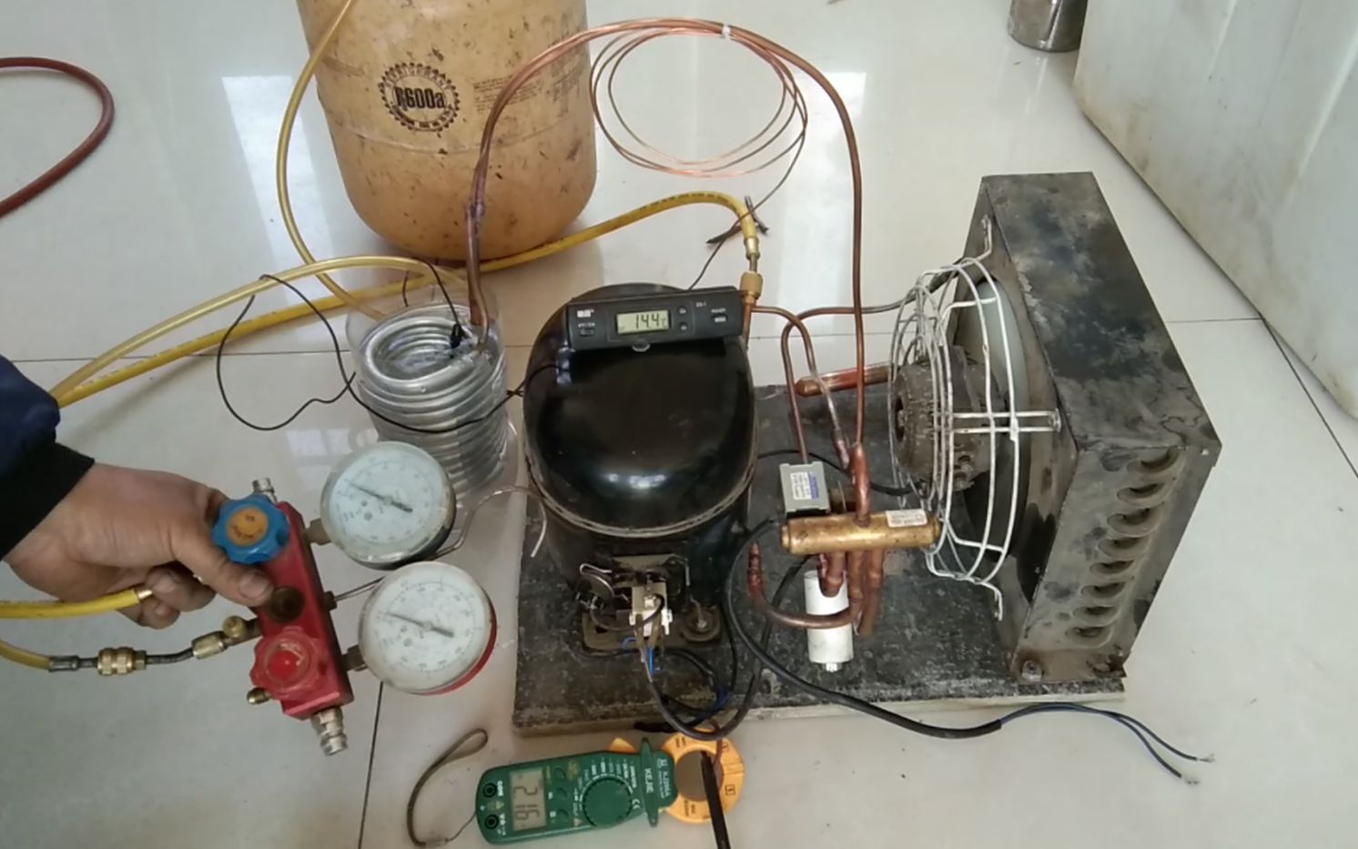 吴大哥制作冷水机 铜管铝管也能焊在一起 这个还挺好玩