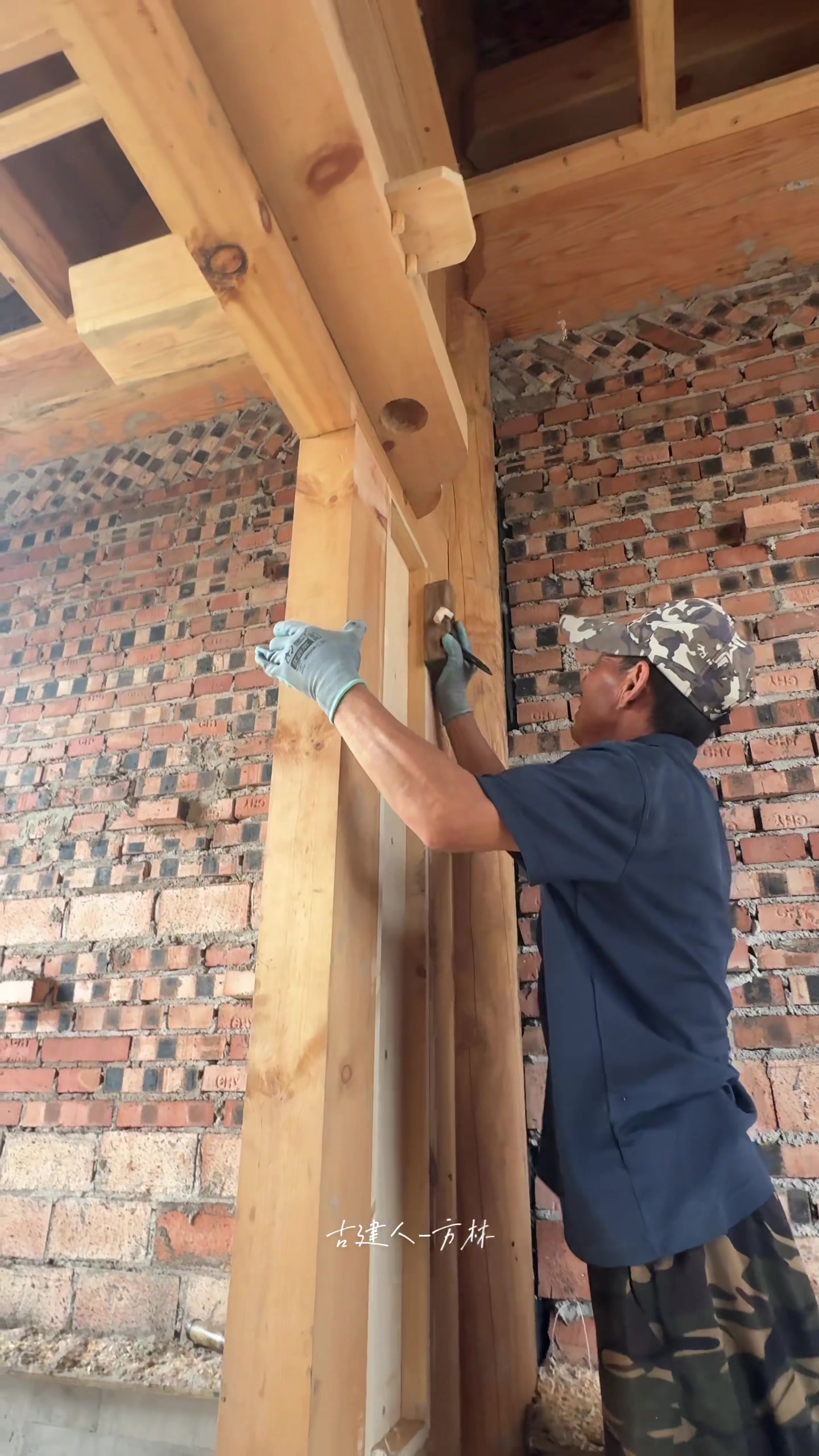 四合院实木大门制作 门簪,这一独特的建筑元素,被巧妙地安装在街门的...