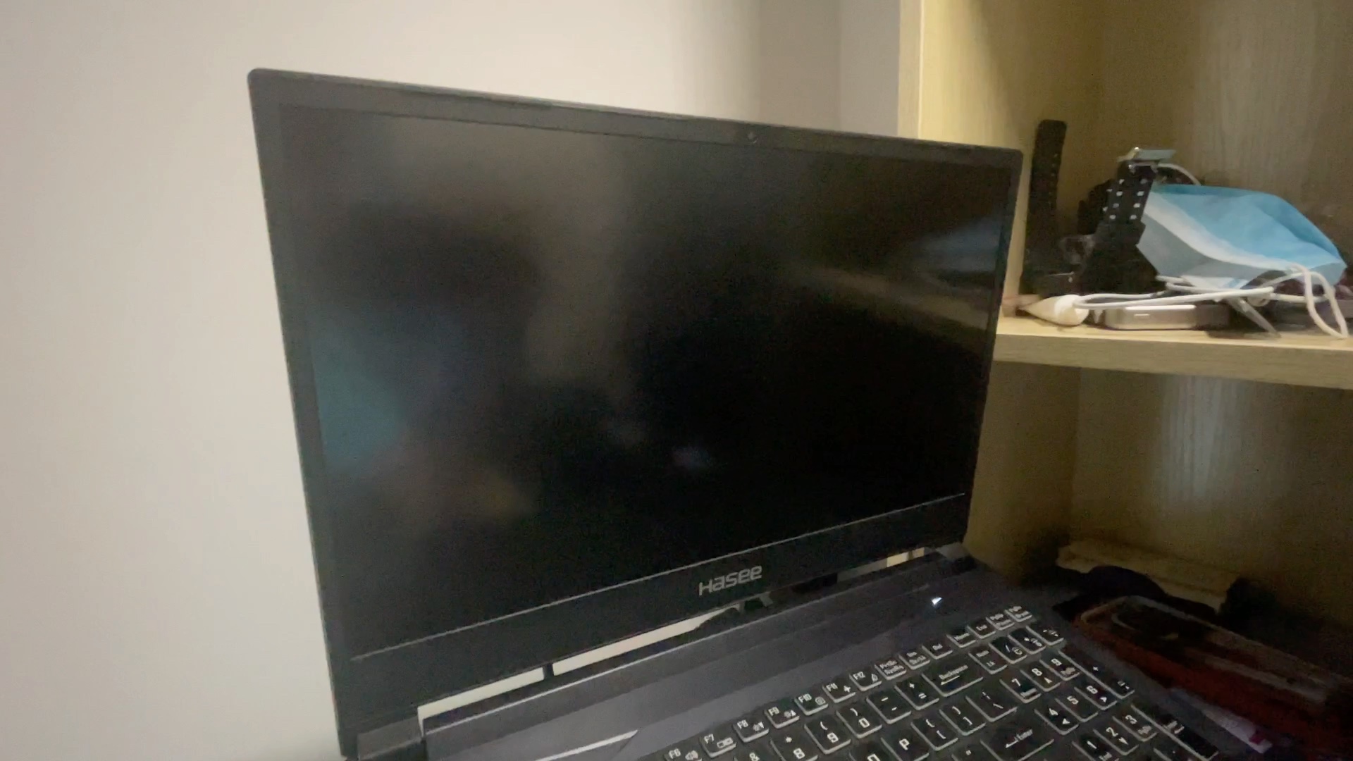 笔记本外接显示器直接黑屏是啥原因 求解