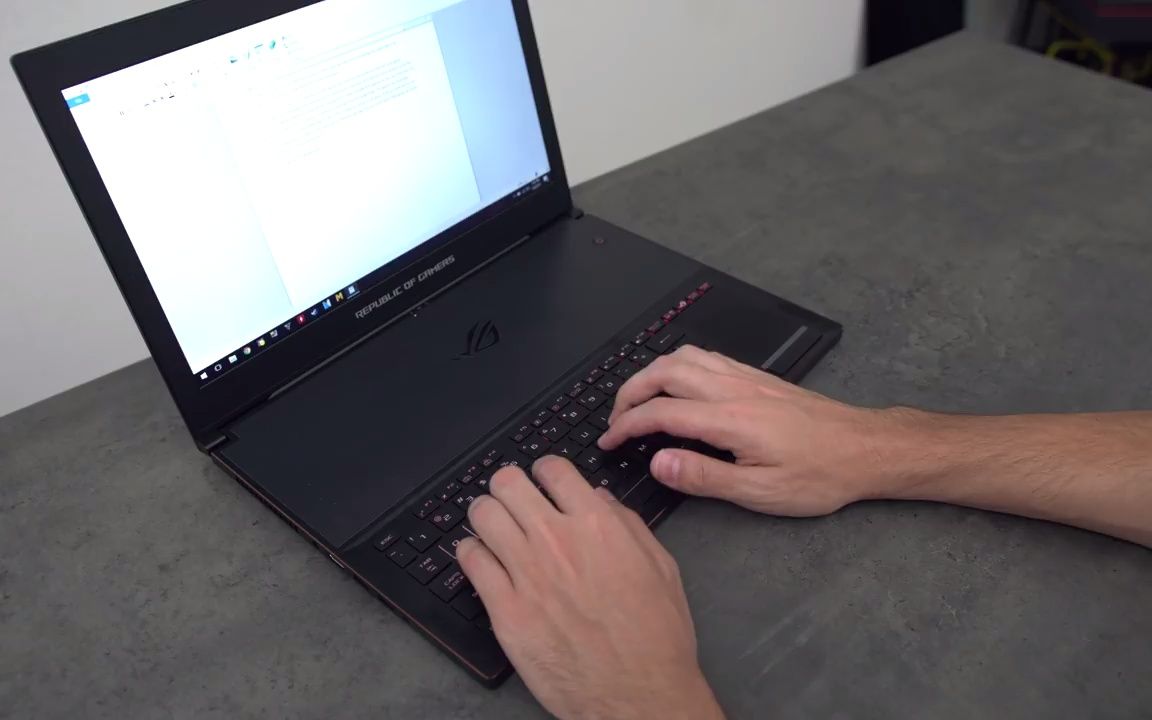 最好的游戏笔记本电脑! - 华硕 ZEPHYRUS