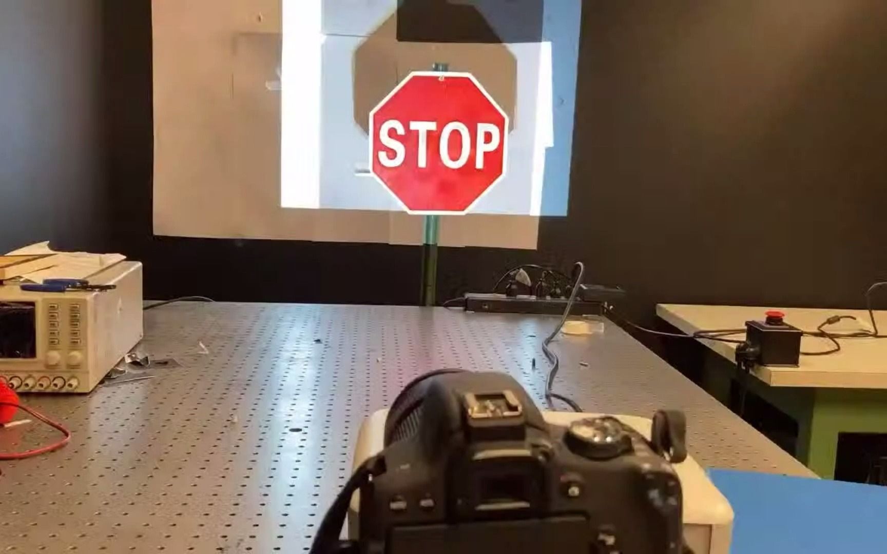 投影仪+摄像机+计算机组成光学对抗攻击(OPAD)系统 demo!ICCV 2021