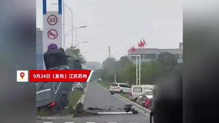 行人闯红灯过马路,轿车路口超车紧急躲闪撞上护栏,行人竟扬长而去