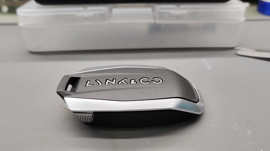 领克01/02车钥匙更换电池,纽扣电子。领克车钥匙拆装方法