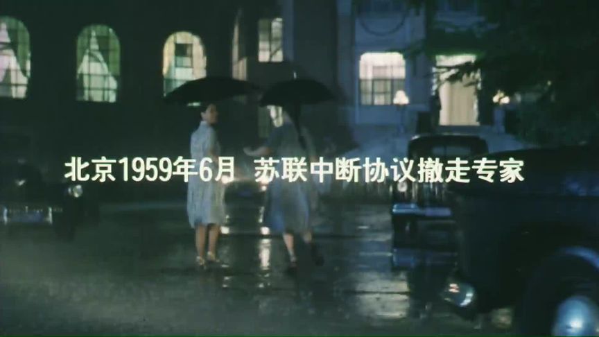 雨伞虽是高个子拿得好,不过还是自己撑比较舒服