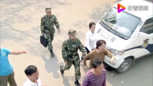 缉毒警察为抓毒贩牺牲,母亲来找儿子,趴在儿子尸体上哭