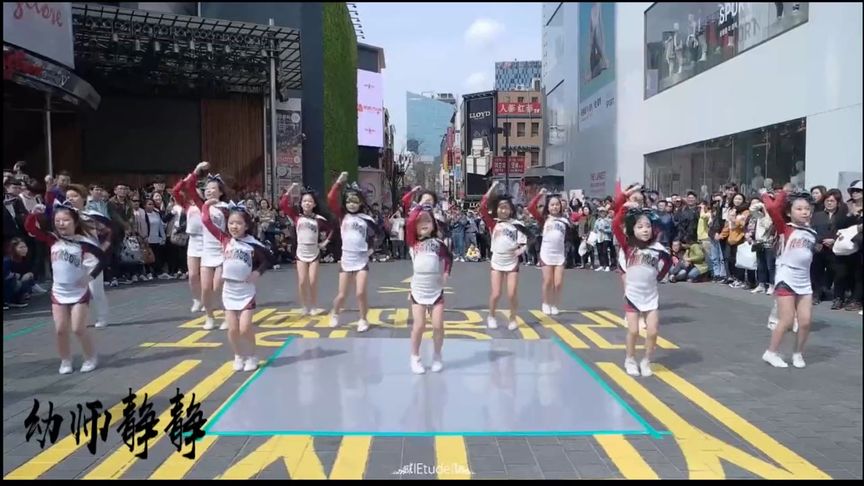 超可爱又活泼的小学生啦啦操舞蹈队表演