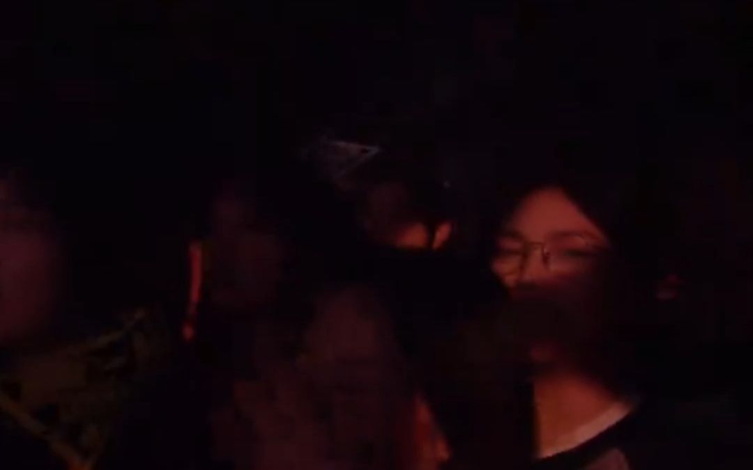 威尔的妹妹在最后惊喜登台,威尔还给了妹妹谈恋爱的建议:不要找Rapper