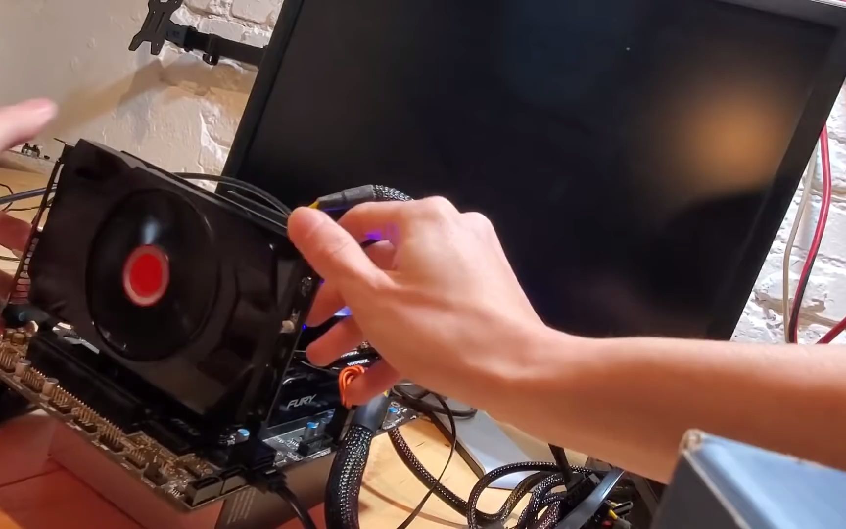 电脑运行时,单独拔掉CPU、内存、显卡或者硬盘,会发生什么事?