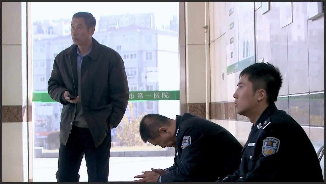 女囚执行死刑,小女儿大雪天为妈妈送行,这段太感人了