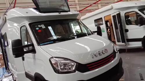 房车旅行依维柯房车改装中,定制你的理想旅行房车,欢迎咨询