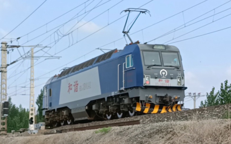 由于上行站内4道有货列占用,为待避K1526次列车,51312次从2道跨过...