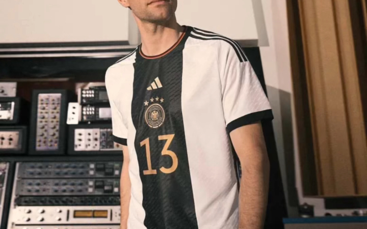 德国队球迷定制~实况足球卡塔尔2022世界杯新款式德国球衣补丁.包括...