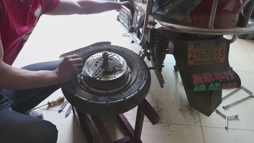 如何简单快速更换电动车真空胎?师傅全程示范并讲解拆装注意事项