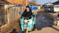 小伙开“敞篷跑车”,体验农村生活,乐在其中