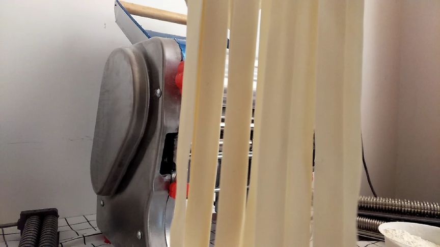 电动揉面压面一体机,可做板面、宽面、细面、圆面条、搓条子等。