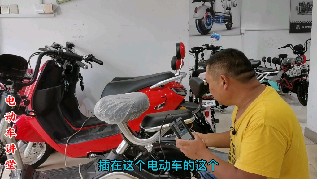 师傅用检测仪演示,电动车充电器好坏检测方法,充电电流是多大!