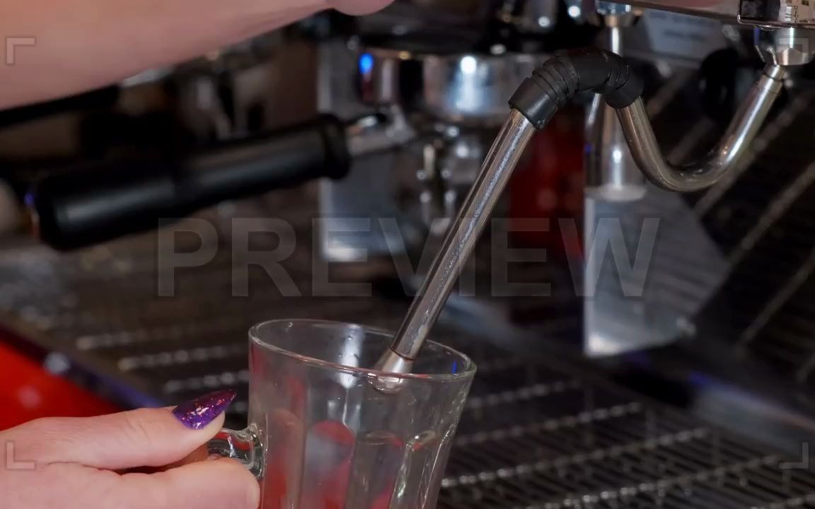 咖啡师用热水刷玻璃杯实拍视频素材