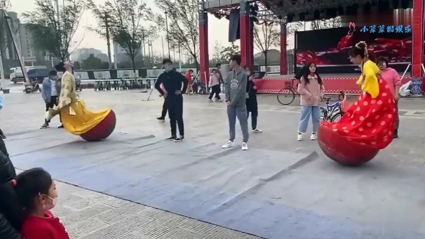 看了不倒翁小姐姐表演,我也上去体验一把