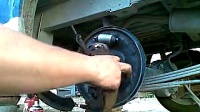 五菱荣光换刹车分泵操作