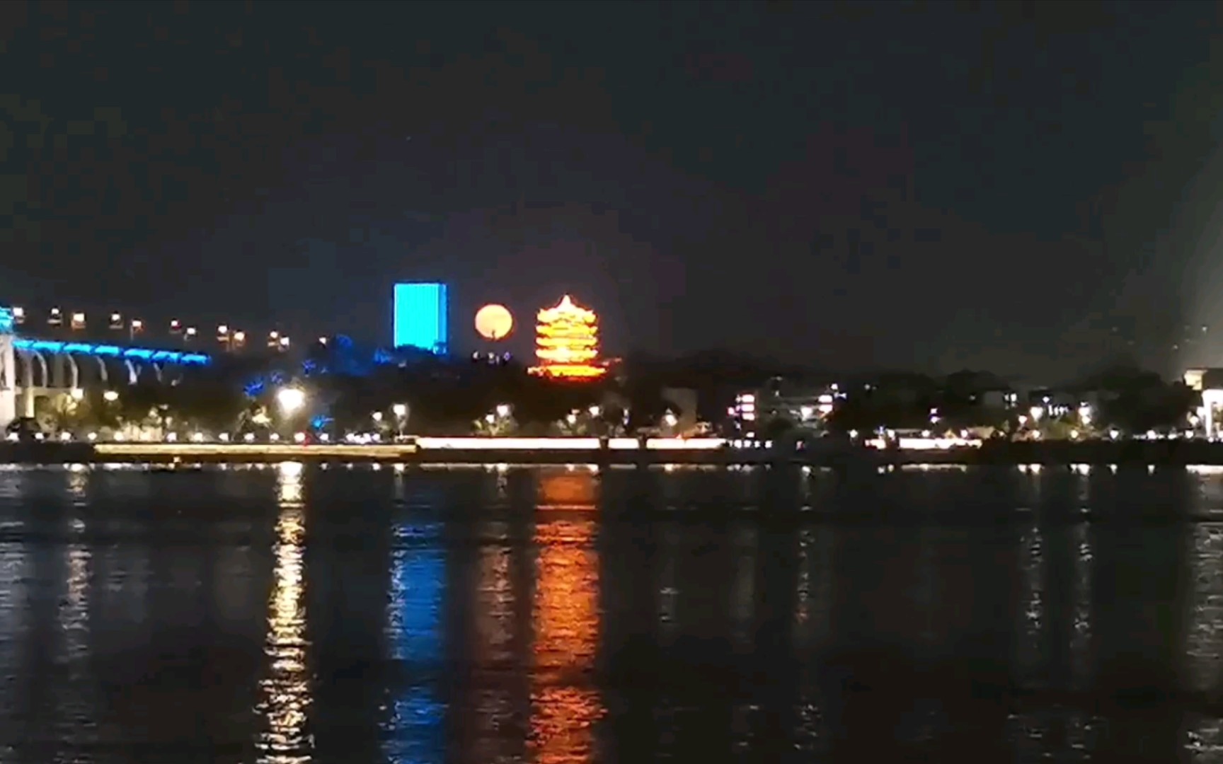 月亮从黄鹤楼下方缓缓升起|中秋节赏月亮