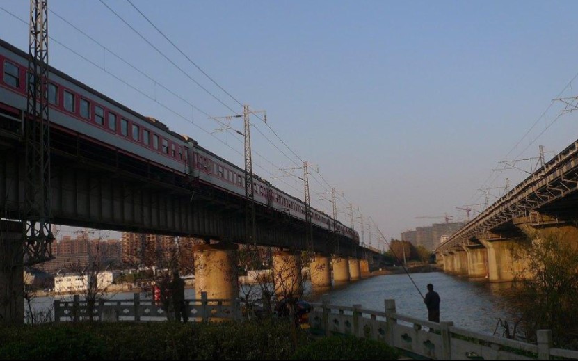 萧甬铁路上行方向K336次列车宁波青林湾铁路大桥通过