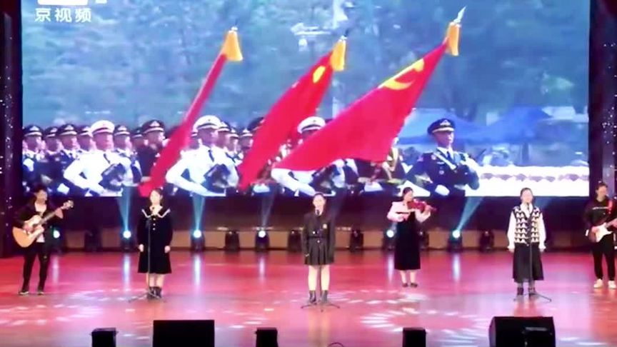 儿子班级元旦演出《孤勇者》,儿子吉他弹唱#演出现场视频