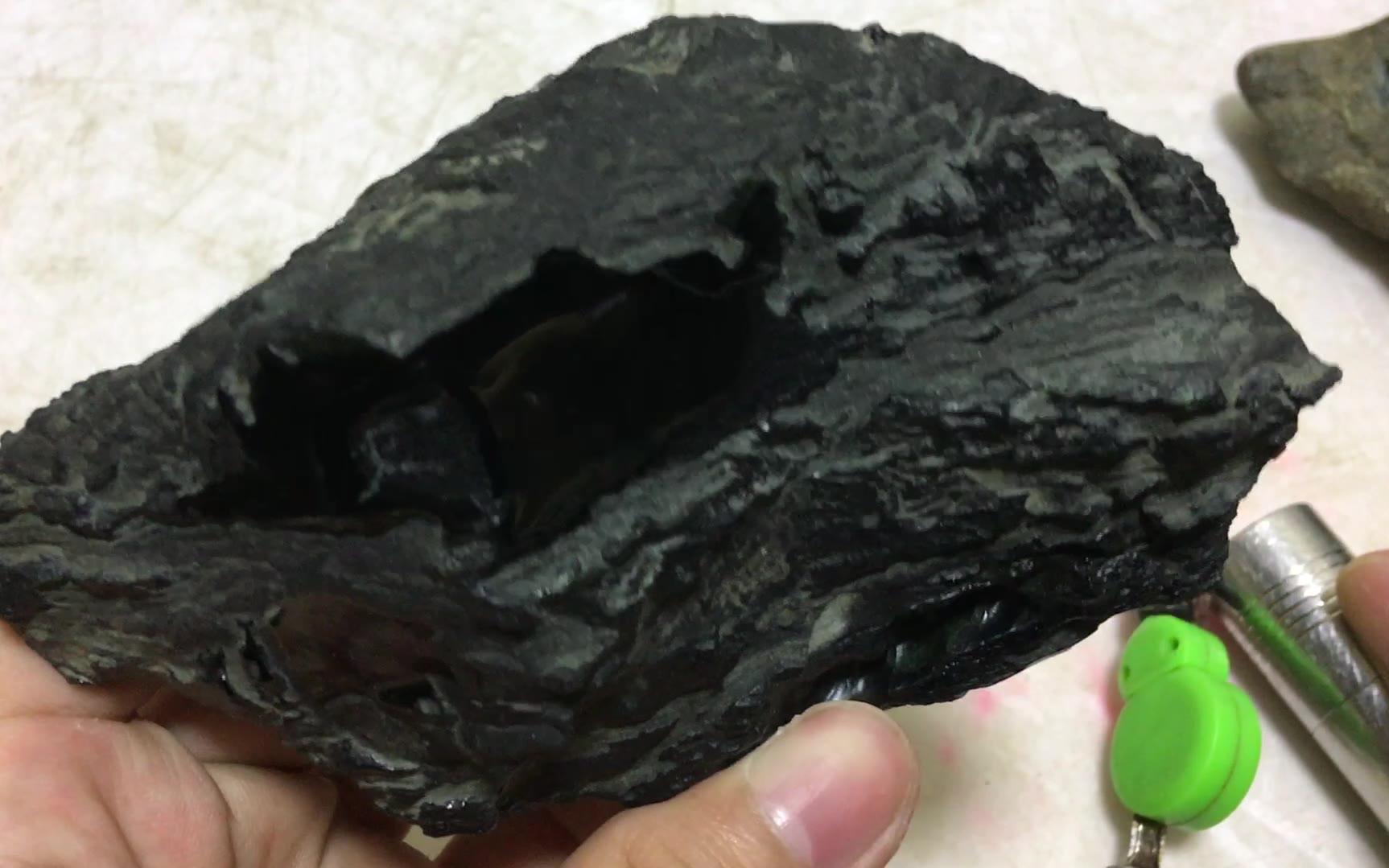 千万级墨翠黑将军现身缅甸翡翠原石批发市场,预祝千万级别大涨!