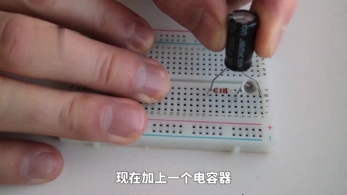 小学生也能秒懂的电容器原理