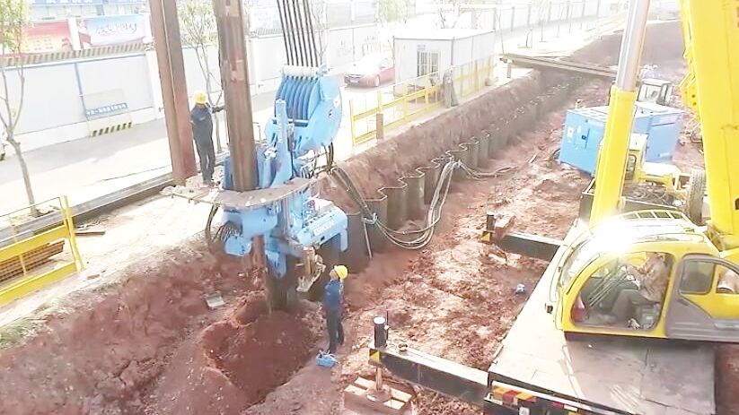 即使地下有坚硬岩石,使用这种桩机,轻松把钢板桩摁到土里面