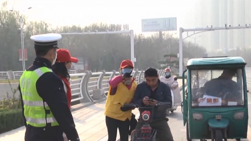 严格遵守道路交通安全法规,为了自己的生命安全,请自觉走文明路