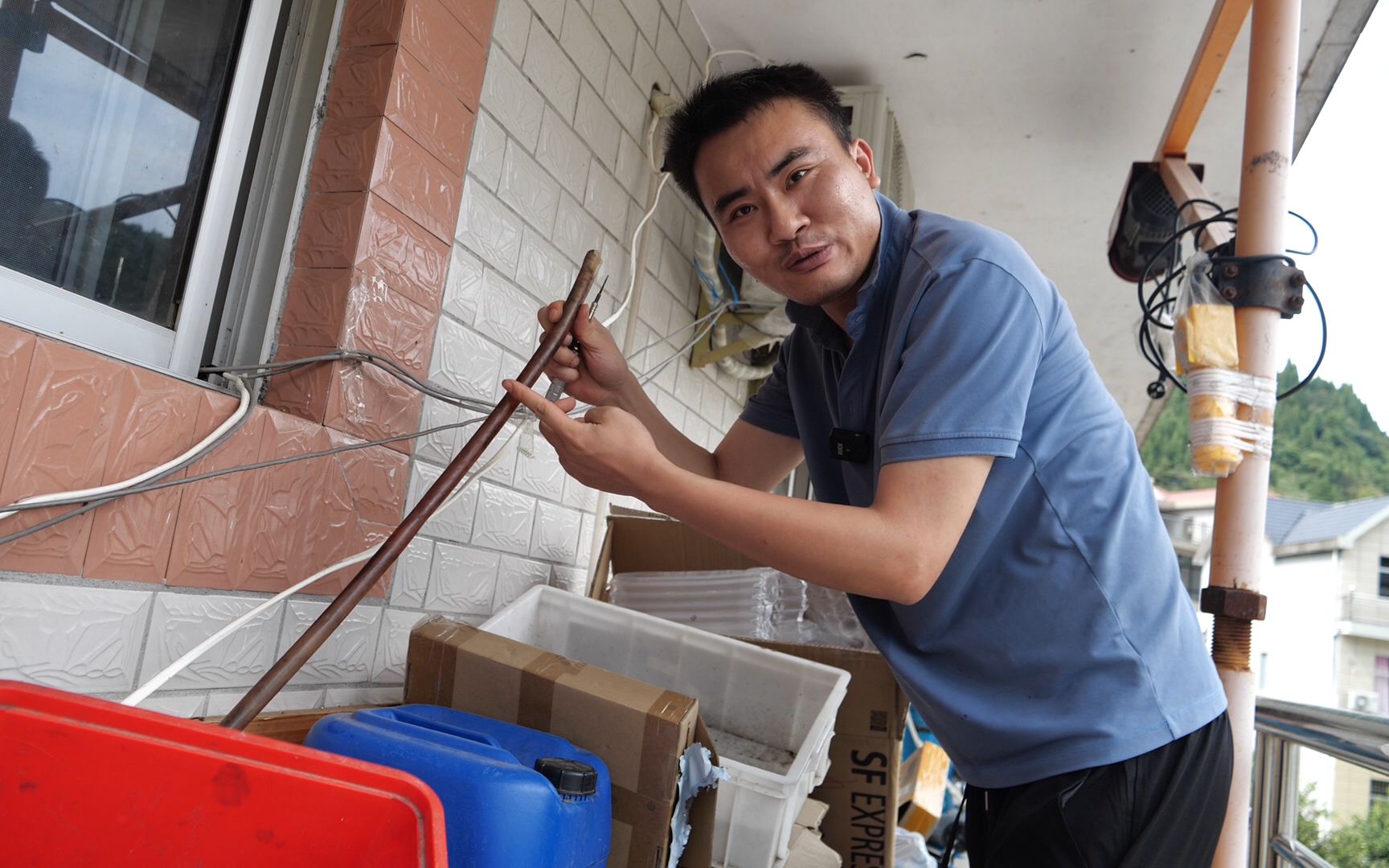空调漏水不要怕,维修厮教你疏通下水道,又节省300
