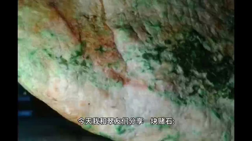 六百万的翡翠原石现场开切,满色手镯取到手软!