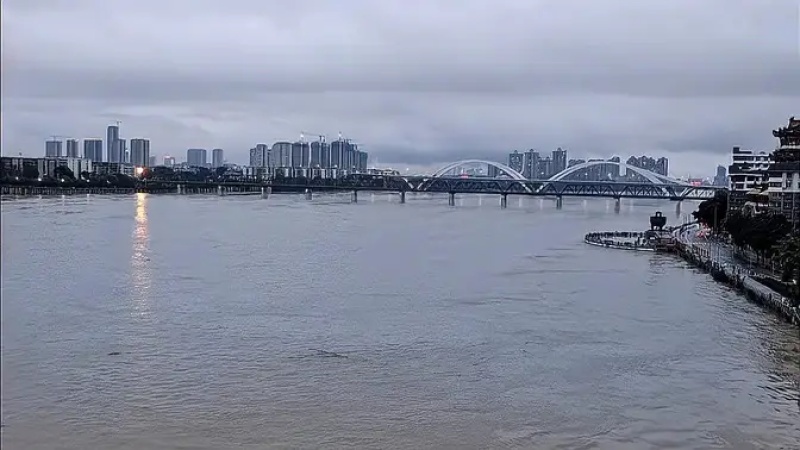 6.25日,广西柳州洪水又新的一轮来了,大家停车在河边就注意喽