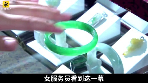 嚣张女人摔碎翡翠手镯,一听价格瞬间傻眼了,国产片