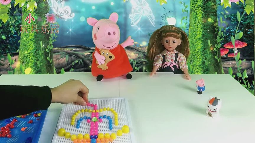 佩奇解锁了新技能-DIY蘑菇钉喷泉,快来玲姐姐的学堂一起学习吧!