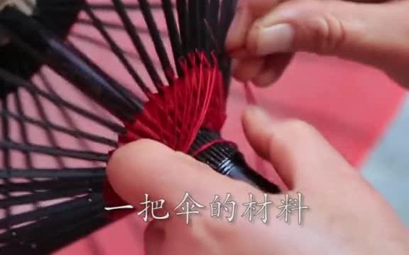 传闻伞的发明者是鲁班和鲁班的妻子云氏。灵感源于人被雨淋、太阳晒...