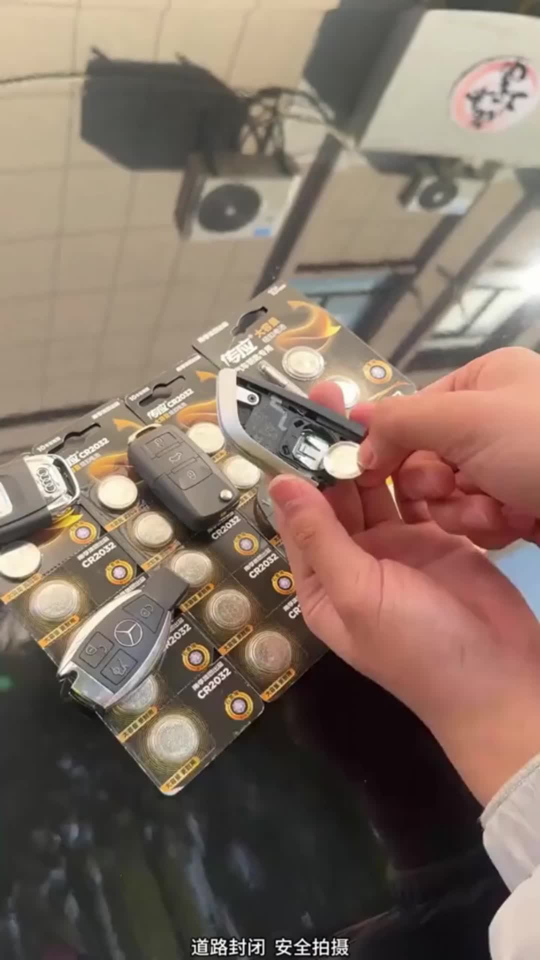 我都说了汽车钥匙电池这个东西你现在用不到,过段时间车钥匙没电了...