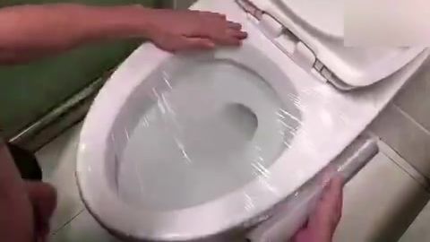 马桶堵了,别再花冤枉钱请疏通工了,只需一分钟,教你快速疏通法