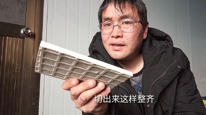 就是再厚的地砖,玻璃刀也照样切开,师傅现场演示