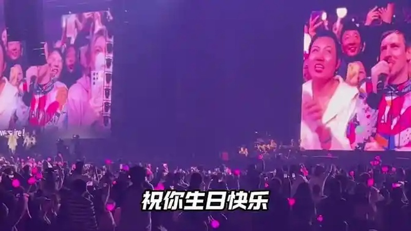 巴黎歌迷给 周杰伦 唱生日快乐歌! 周杰伦巴黎演唱会