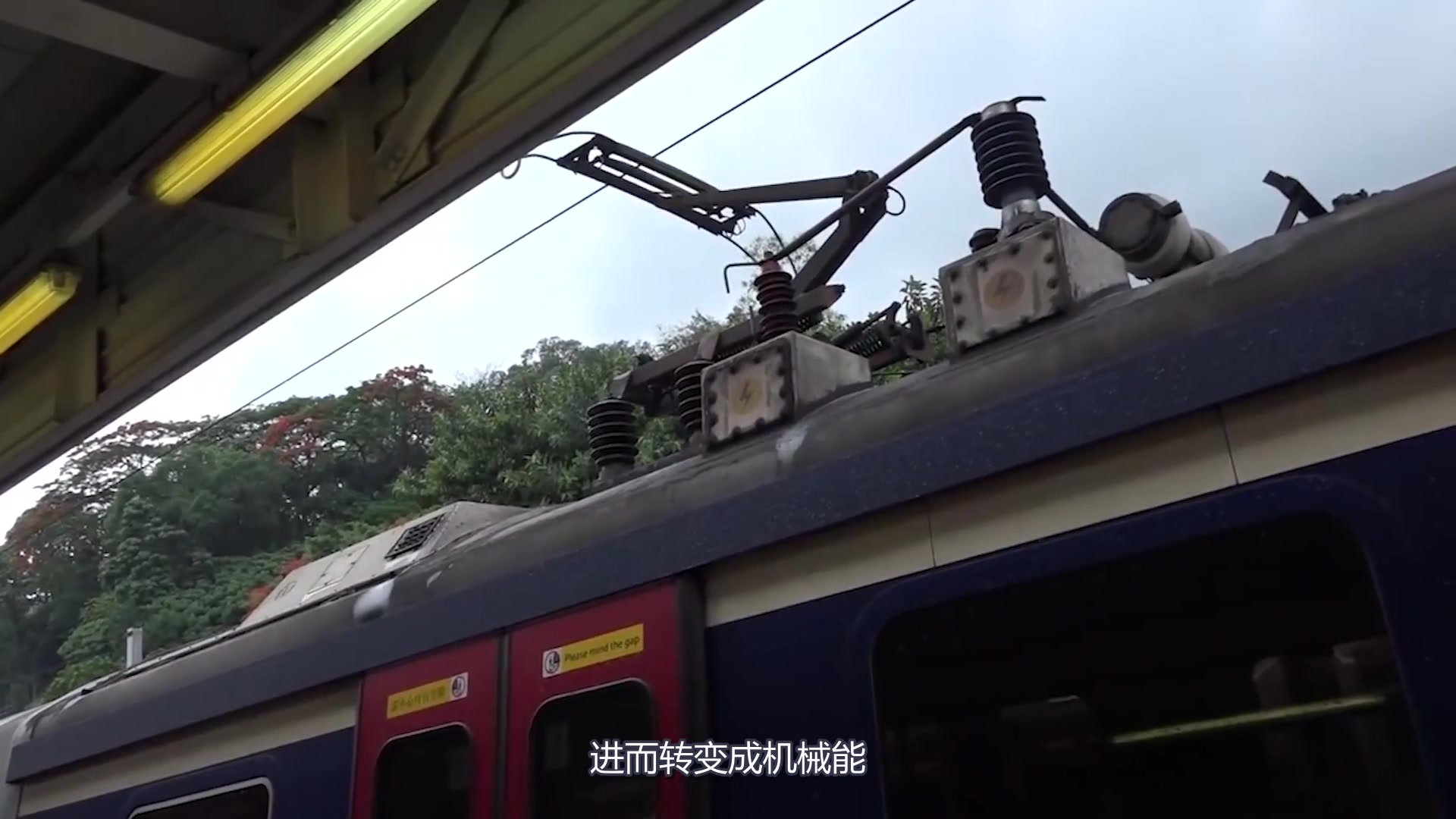 地铁列车和火车有什么区别?没有受电弓的地铁是怎样跑起来的