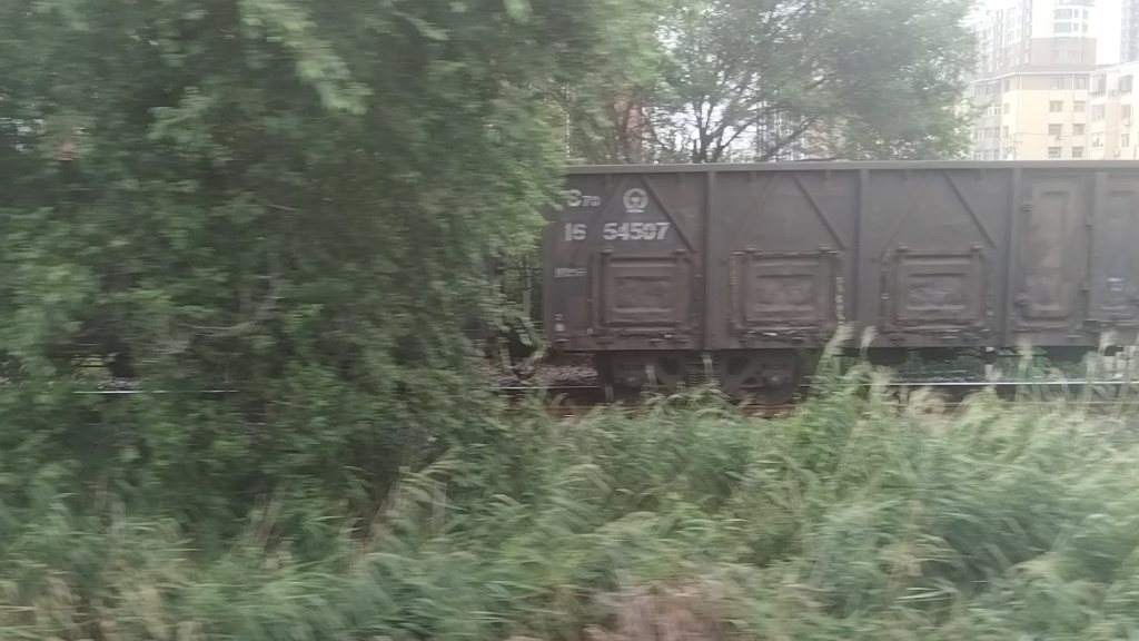 K4009次快速列车驶入葫芦岛站